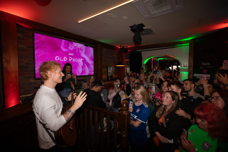 Ed Sheeran: Ed Sheeran feiert Tourfinale und überracht mit Pub-Fan-Event in Düsseldorf | Warner ...